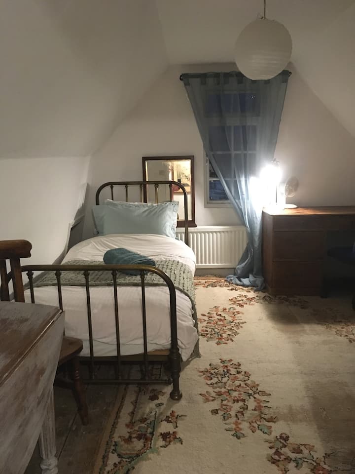 Warm Sunny Room - Bedford