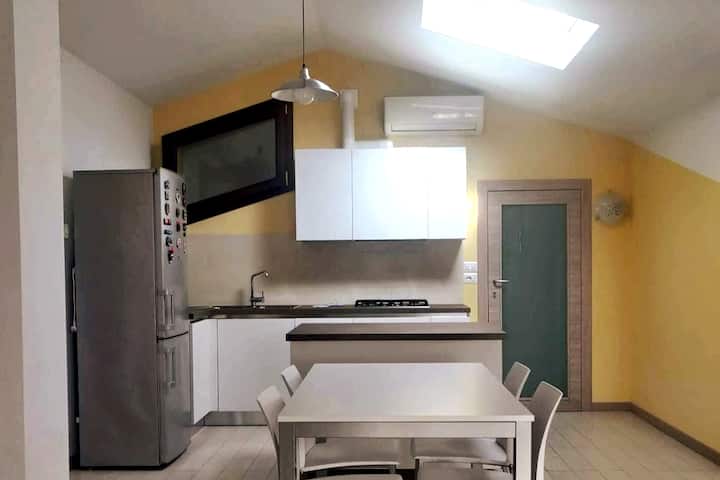 Alloggio Mansardato Giallo Girasole - Fontanelle