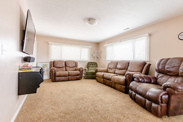 Private Bedroom With King-size Bed - Rexburg, ID