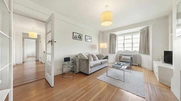 Sunny Art Deco Apartment With Views Of The City! - London, UK