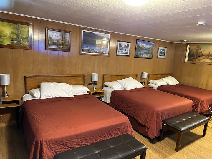Queen Room W Three Queen Beds W Kitchen - Port Angeles, WA
