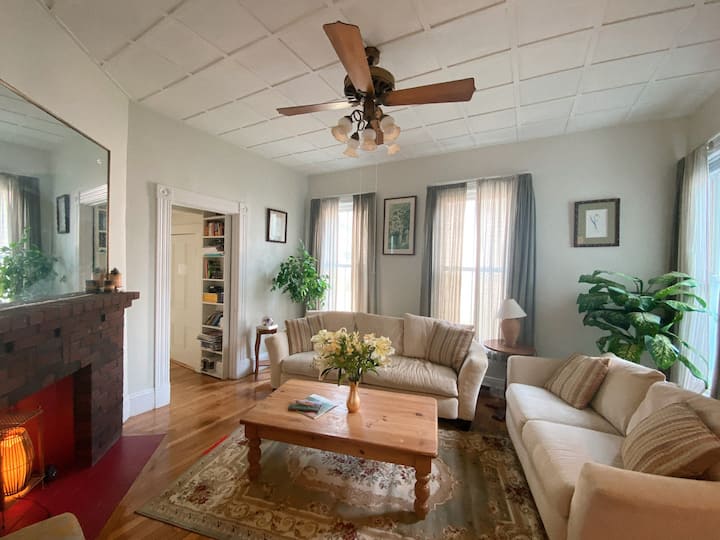 Beautiful Furnished 3 Bedroom Apt Up To 5 Adults - Malden, MA