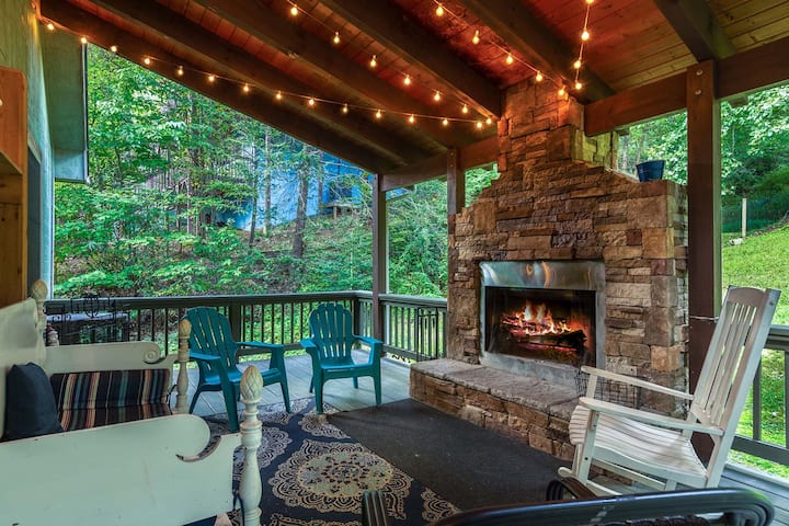 Great View! Pet & Family Friendly! 2 Fireplaces! Close To The Parkway! - Maggie Valley, NC