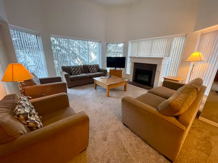 ㅤBeautiful Woodrun 2 Bedroom 2 Bath, Free Parking - Whistler