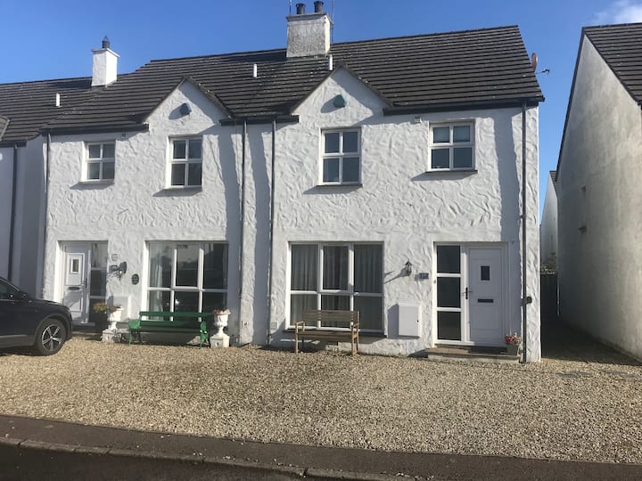 Strand Cottage Ballycastle Seafront - Ballycastle