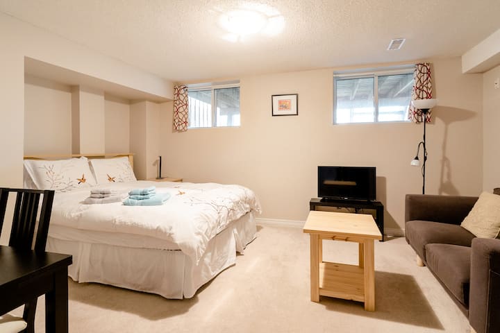 Basement Apartment In Beaches Near Lake Ontario - Toronto