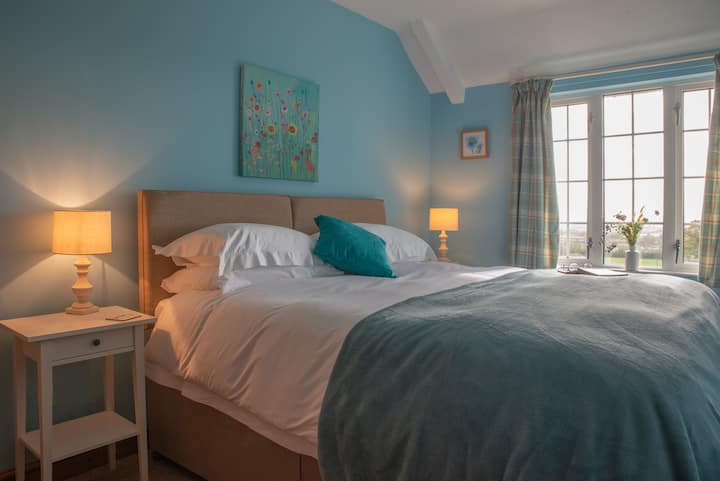 The Old Farmhouse - Sleeps 8 With Fabulous Views - Devon