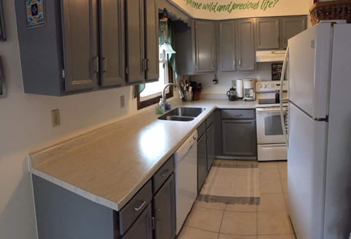 Superhost~ Comfortable, Clean & Safe, River Town - La Crosse, WI