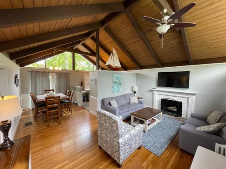 Cape Cod Falmouth Getaway Close To Beaches & Pool - Old Silver Beach, MA