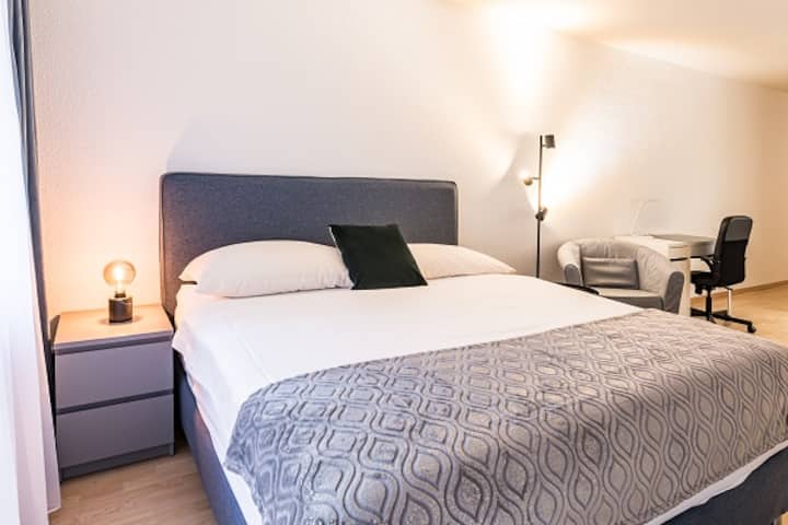 Comfortable Zurich Studio – Central, Workspace - Zurich, Switzerland