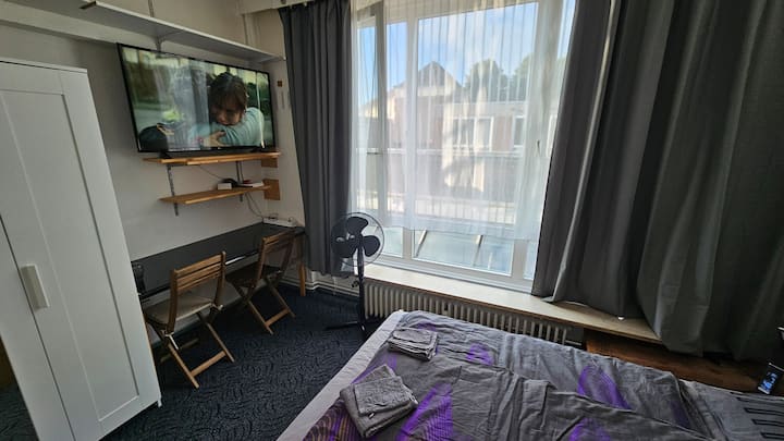 Small Private Room In The Middle Of Life - Hamburg