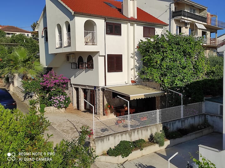 Apartman Dedić Sami U Prostoru I Vrtnoj Terasi - Trogir