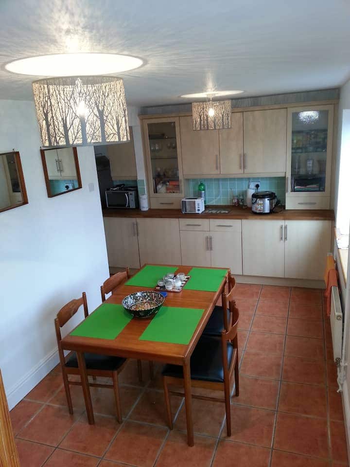 Orthopedic Massage Bed, Fast Wifi + Bike Included - Cambridge