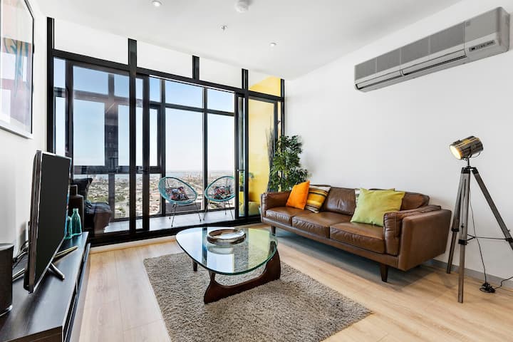 Sky High At Southbank: Sprawling Views & Parking - Melbourne