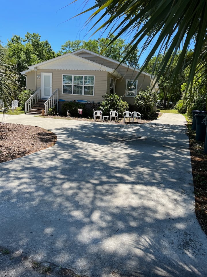 Serenity Haven Pet Friendly!  Fenced Yard King Bed - Murrells Inlet Beach