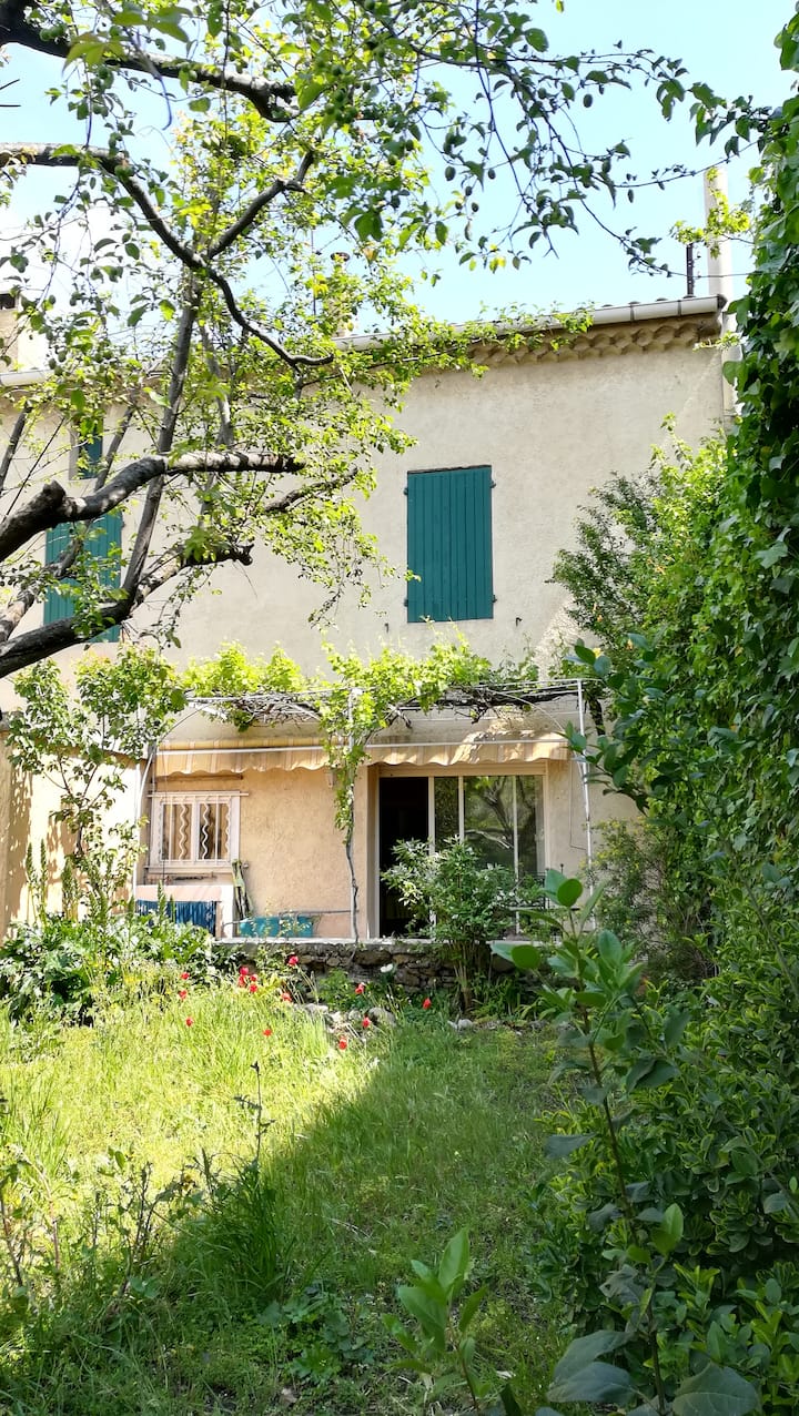 Jolie Maison De Ville Avec Jardin Ensoleillé - Sorgues