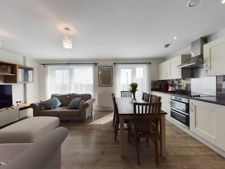 Modern Apartment Near Queen’s Hosp. With Parking - Romford
