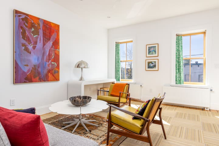 Hudson Central Sunny Townhouse Apartment - Hudson, NY