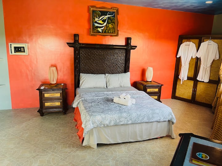 Cabilao Sunset Dive & Beach Resort 
Deluxe Room 3 - Loon