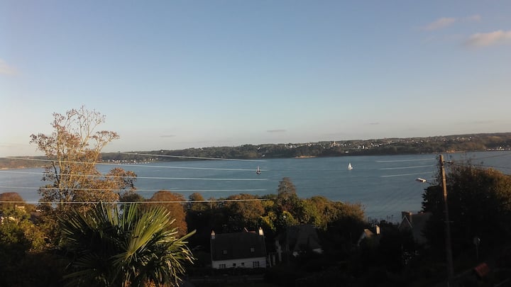 Entre Port Et Plages Sur La Rue  Petite Corniche - Perros-Guirec
