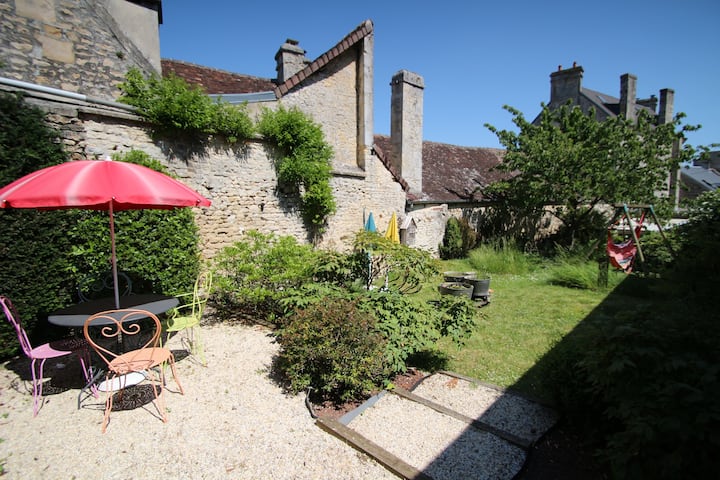 Petite Maison Meublée Avec Jardin, Pour 2/4 Pers. - ibis Falaise Coeur de Normandie