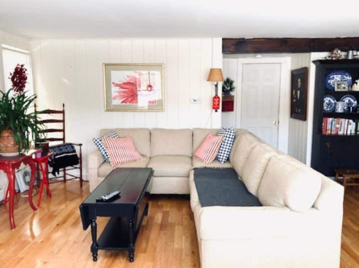 Private Main Floor Of Cottage On Richmond Pond - Lake Onota, MA