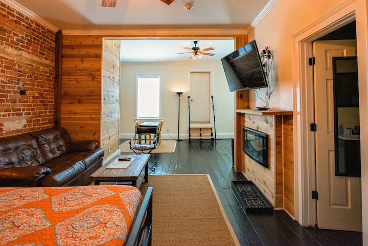 Fireplace Apartment Main Street Galena - Galena, IL