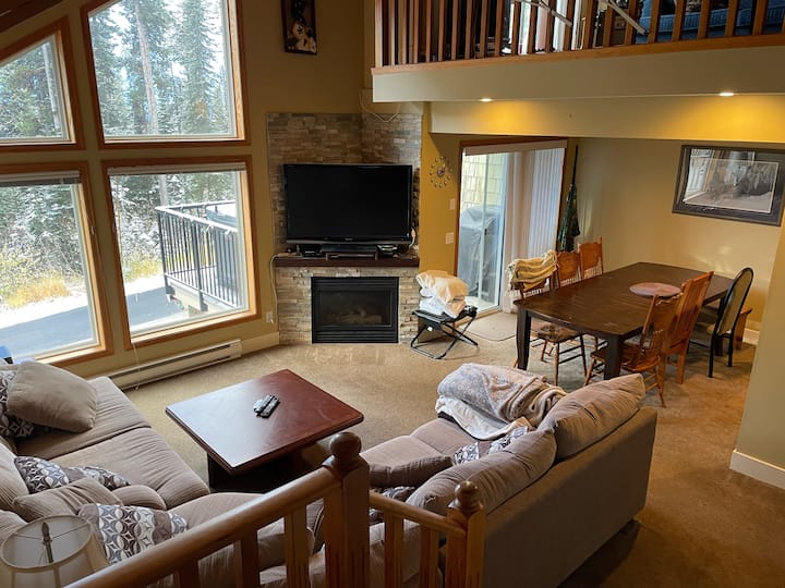 Spacious 2 Story Chalet W/ Loft - Easy Ski In/out - Big White Ski Resort, BC