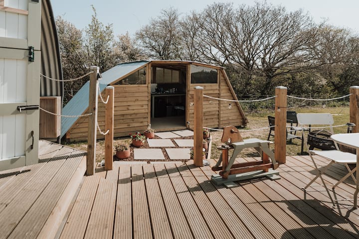 Pig Ark In Rural Setting Close To 'Cowes' - Isle of Wight