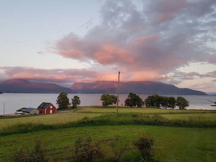 House By The Fjord, Great View And Lush Garden - Hovland