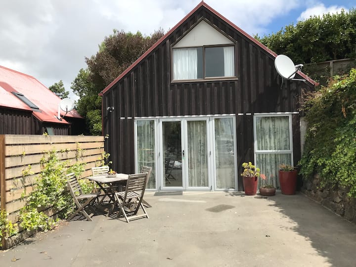 Hillside Studio In Sea Side Suburb Of Sumner - Christchurch