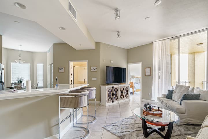 Stunning Bayfront Condo - Steps To 5th Ave & Beach - Naples, FL