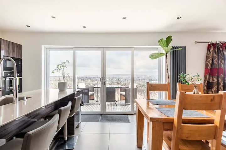 Stunning Luxe Large Detached House, Parking - Solitude