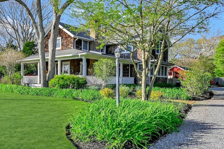 Gorgeous Hamptons Farmhouse Without The Traffic! - Westhampton Beach, NY