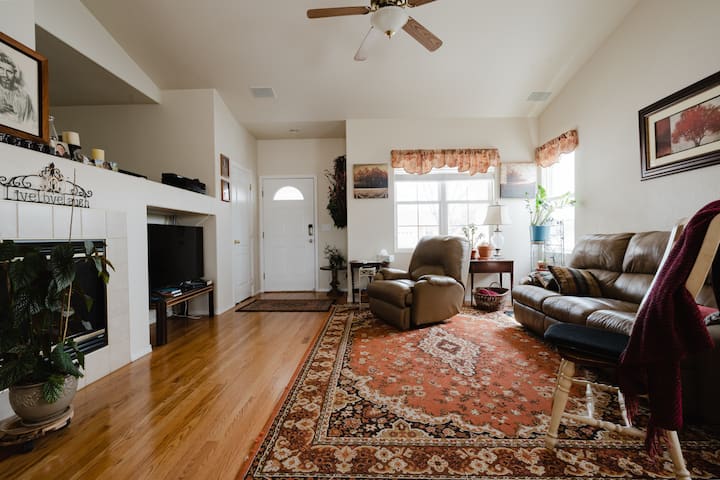Kg + 2 Tw Bds. Nice Huge Room For 4-6 Guests - Colorado Springs, CO