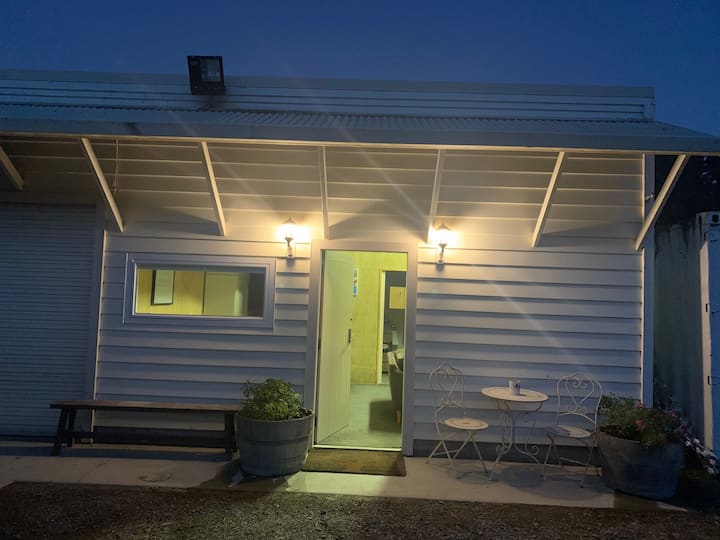 Farm Stay Studio - Cottage - Porirua