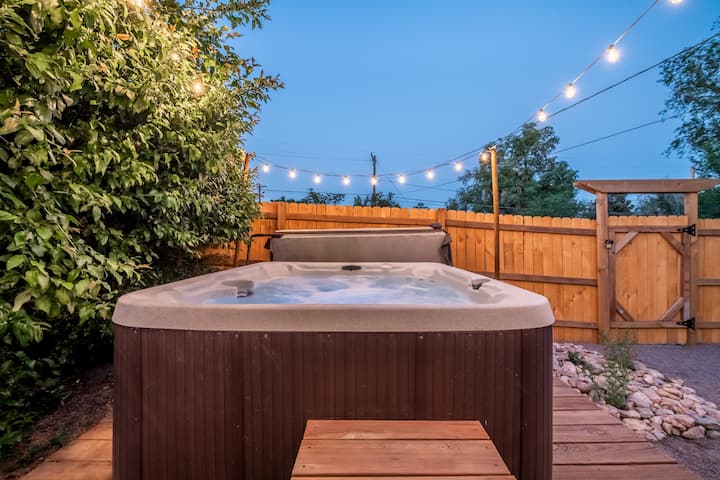 ☀The Historic Farmhouse☀ Firepit, Hot Tub, Grill - Colorado Springs