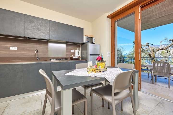 Lilly:luxury Apt With Balcony And Lake View - Monte Baldo