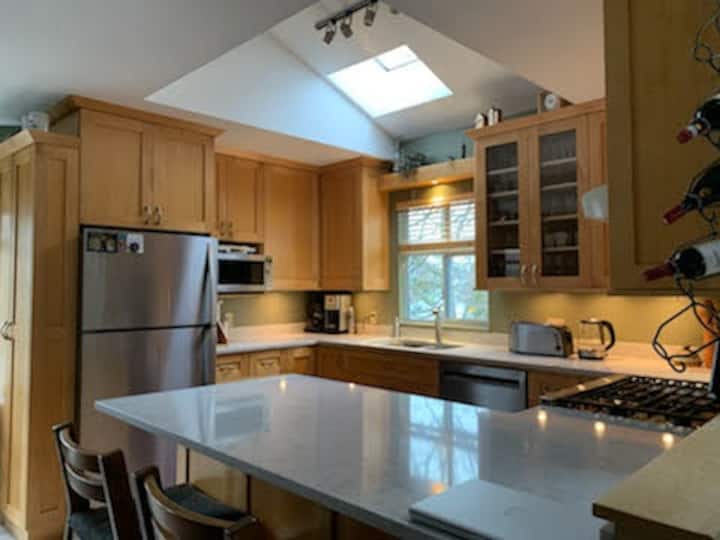 Lovely Bright & Quiet Townhouse Near Lonsdale Ave - Vancouver