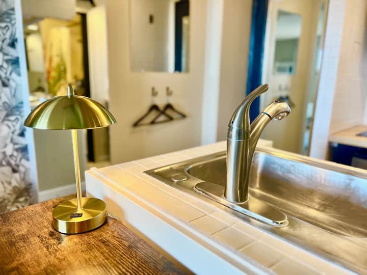 King Bed | Ocean View |Steps To Beach | Fast Wifi - Honolulu, HI