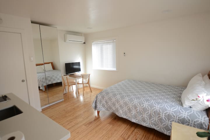 Modern Studio W/bath+kitchen. Stanford, Faceb00k - Menlo Park, CA