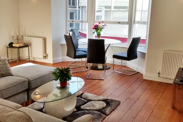 Luxury Tenby Apartment - Within Old Town Walls - Tenby