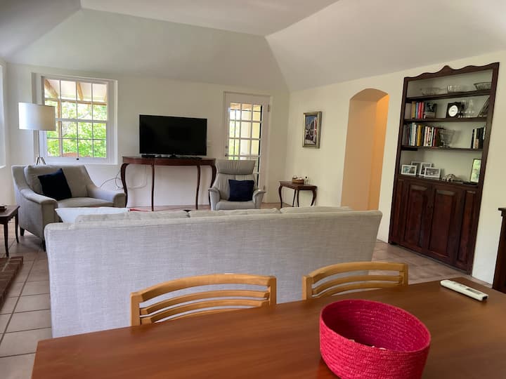 Secluded Garden Cottage Near Trails & Beaches - Bermuda
