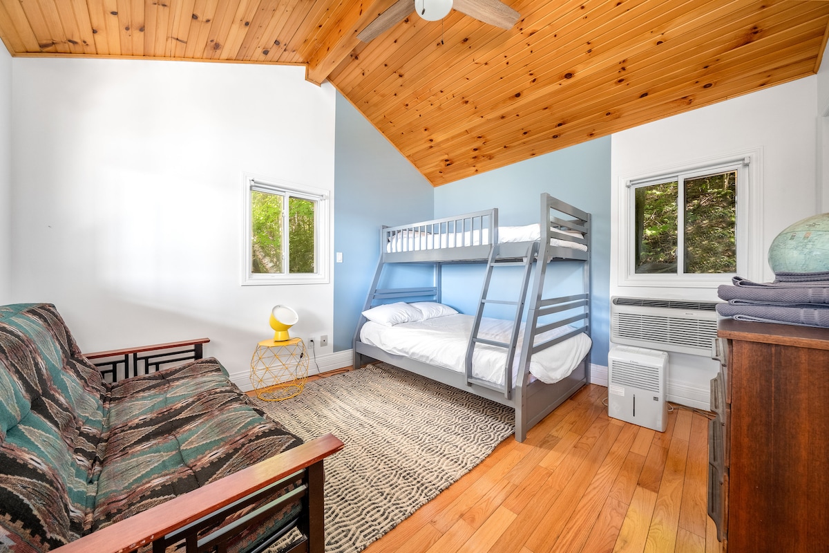 Lakefront Cottage with Pool, Hot Tub & Sauna - Cottages for Rent in ...