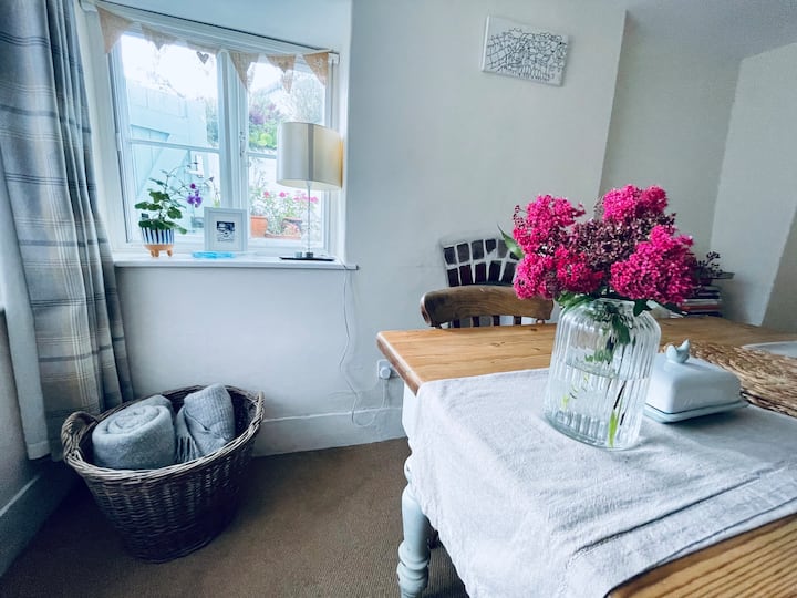 Breakfast + Private Living/work Space. - Barnstaple