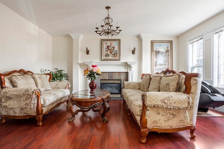 Bright, Spacious Bedroom & Private Bathroom & Ac - Coquitlam