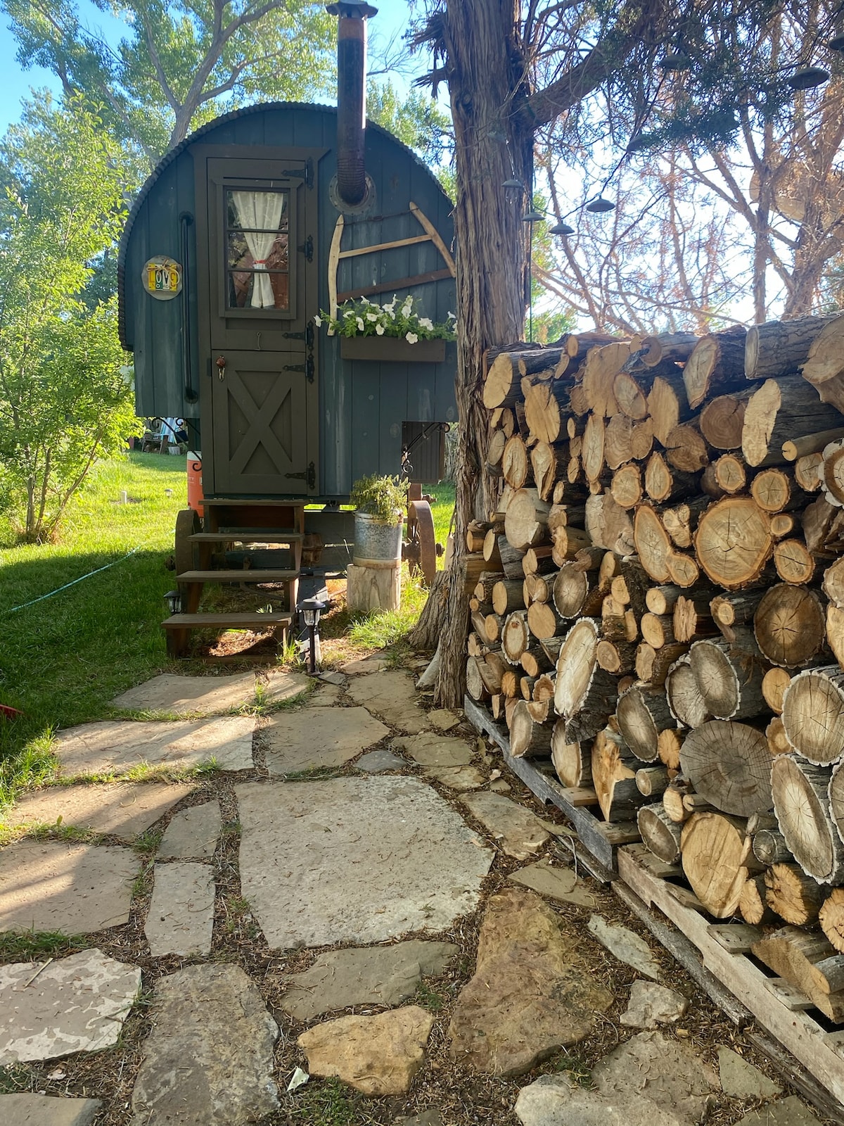 Stump Henge (Bed & Breakfast in a wagon) - Tiny houses for Rent in ...