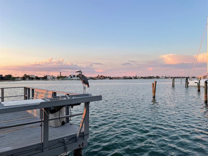 Ole Fl Charm 1br, Heated Pool, Walk To It All! - Treasure Island, FL