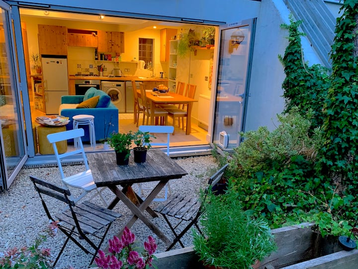 The Retreat: Boutique Patio Flat: Long &Short Term - Brighton
