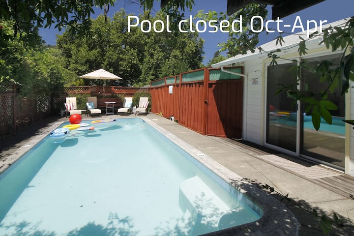 Stay Awhile Hot Tub Walk 2 Guerneville Yard - Guerneville, CA